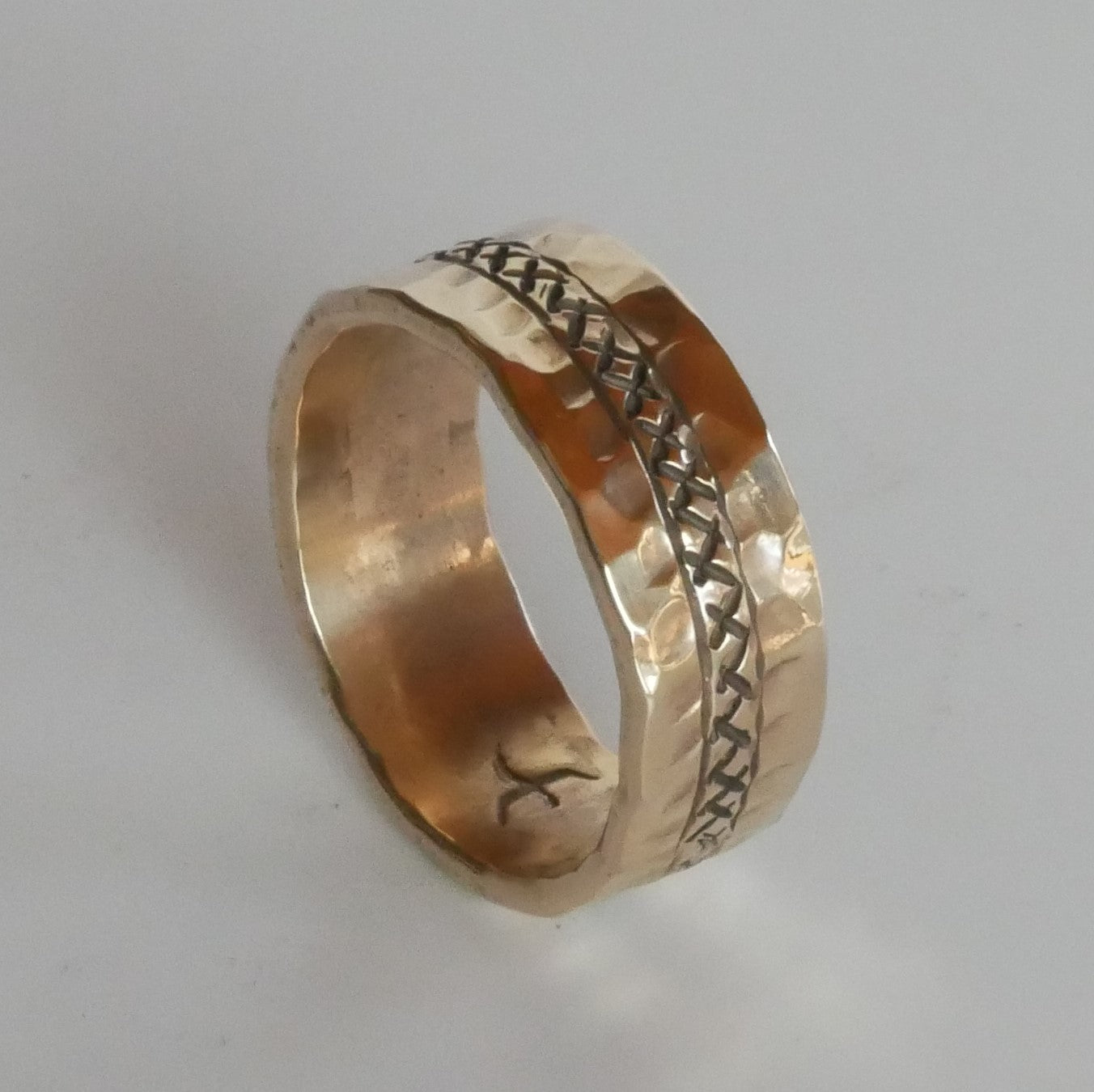 Large bague en bronze martelée personnalisable – atelier Maxime de Simone